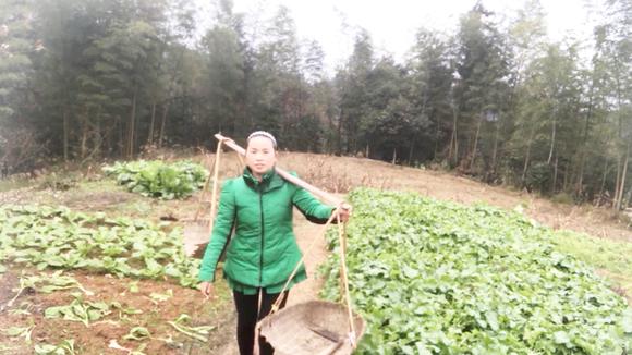 这美女挑着撮箕是要去干嘛呢?