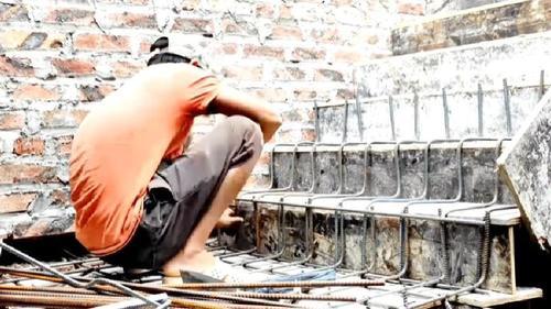 牛人子用木工板给楼梯支模,做出一个转角楼梯,确实高人在民间