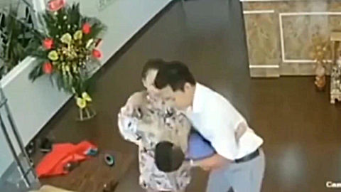 山东父亲教科书式的抢救,救回儿子一命,妈妈当场腿都软了,监控记录全程