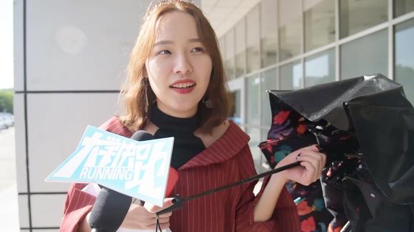 在校园里采访大学生关于专业的问题,半数学生表示学的专业很水