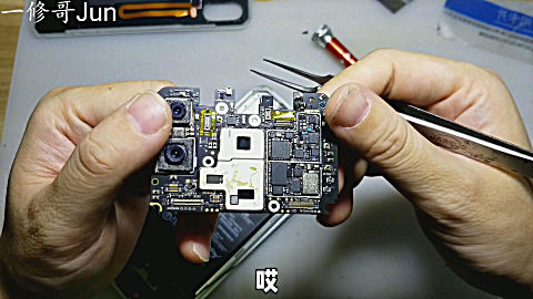 小米8,重摔换屏幕后,WiFi蓝牙不能用了,一修哥拆开后觉得太可惜了!