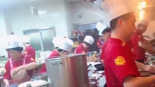 炎热的后厨,厨师们依然坚持在岗位奋斗,真是太敬业了!