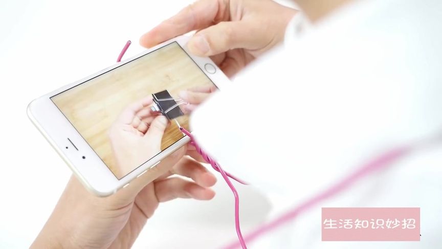 别傻傻的把旧衣架扔了,扭一扭还能变手机支架神器,学生必备!