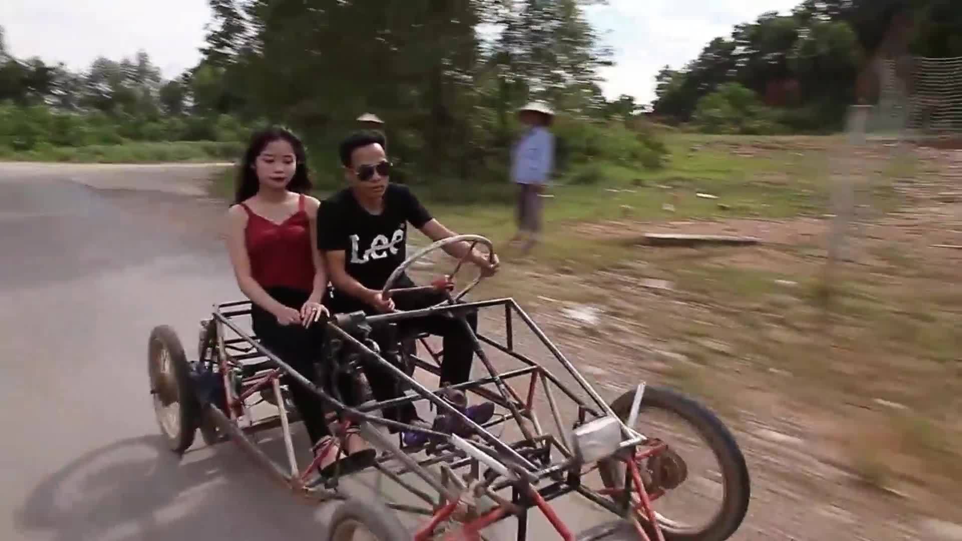 小伙手工打造了一辆简易的"汽车",带着女朋友兜风太帅了!