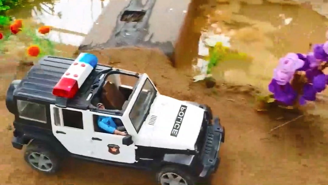 车辆侧翻了,绿巨人出动把车辆搬到车上