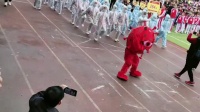 小学运动会开幕式创意十足 病毒在医护人员面前不断跌倒
