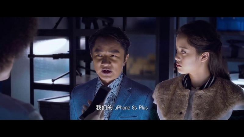 小伙研究出新手机,能喷火、能射出电针,却忘记了设计通话功能