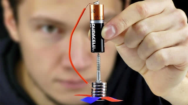 实验室:1分钟内电池制作的简易电动机,创意十足!