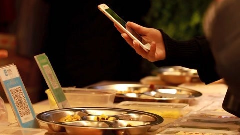 老外挑战中国移动支付,不带现金北京一日游,结果脸红到脖子!