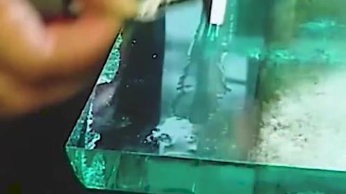 尺子和玻璃刀的完美结合,关键还是师傅的手艺!