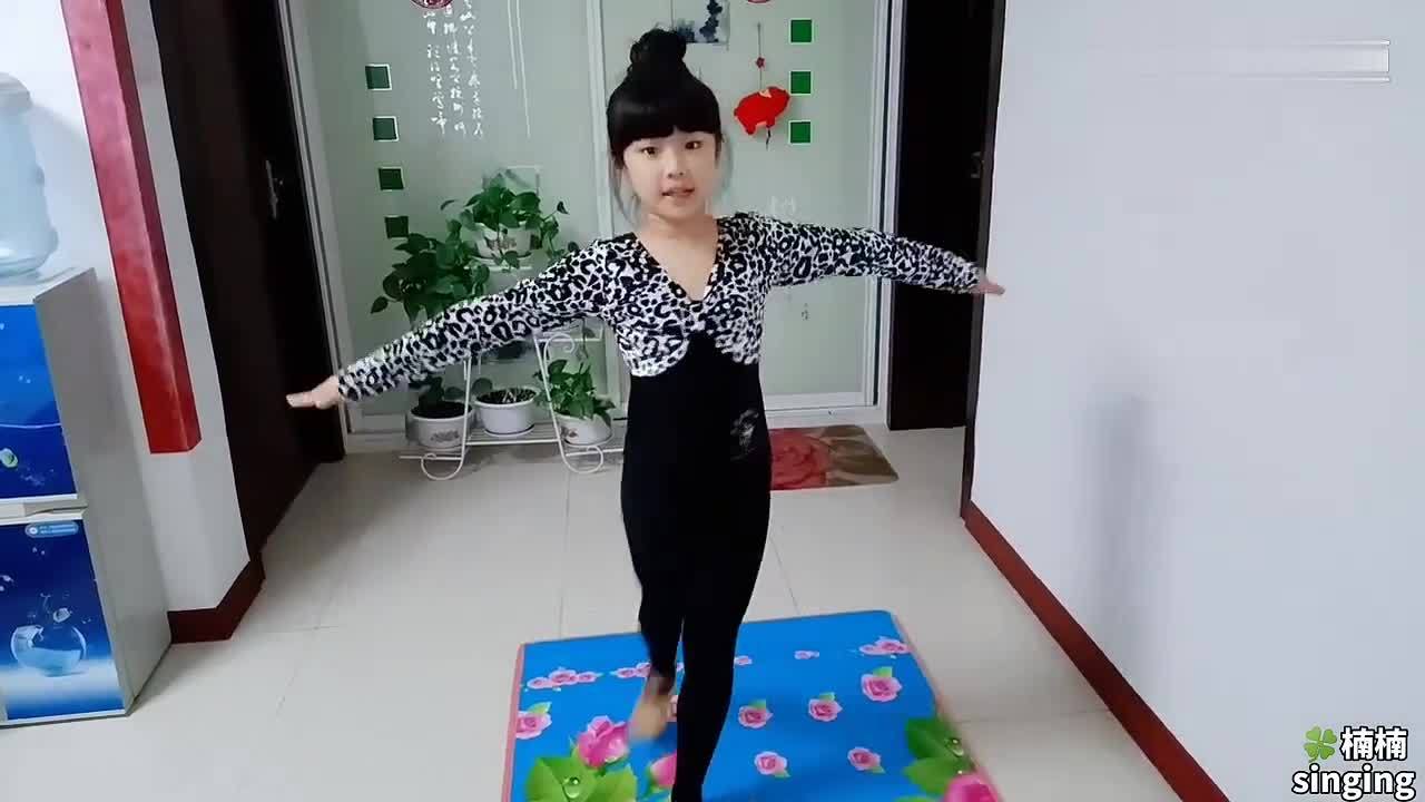 涵涵一边完成老师布置的舞蹈作业,一边给大家讲解,像个小老师!