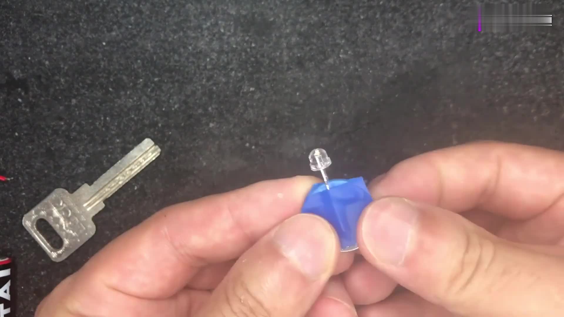 晚上钥匙不好开门,加一个小LED灯就好多了