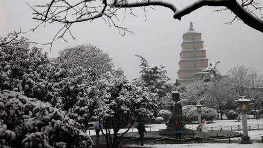 西安下雪啦!赶紧去大雁塔拍雪景,真实感受梦回长安