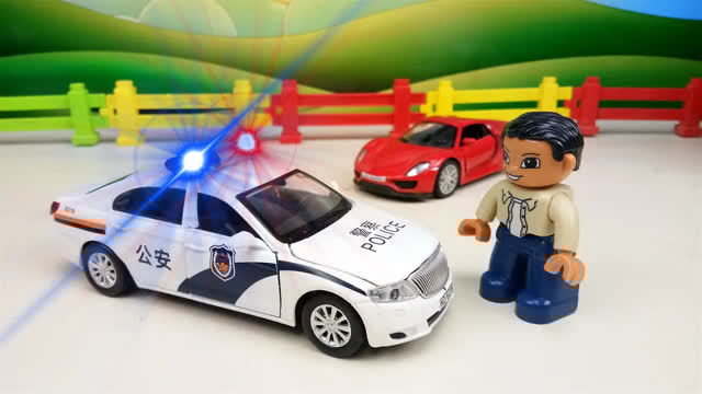 警察请工程车在十字路口建大桥,工程车玩具视频