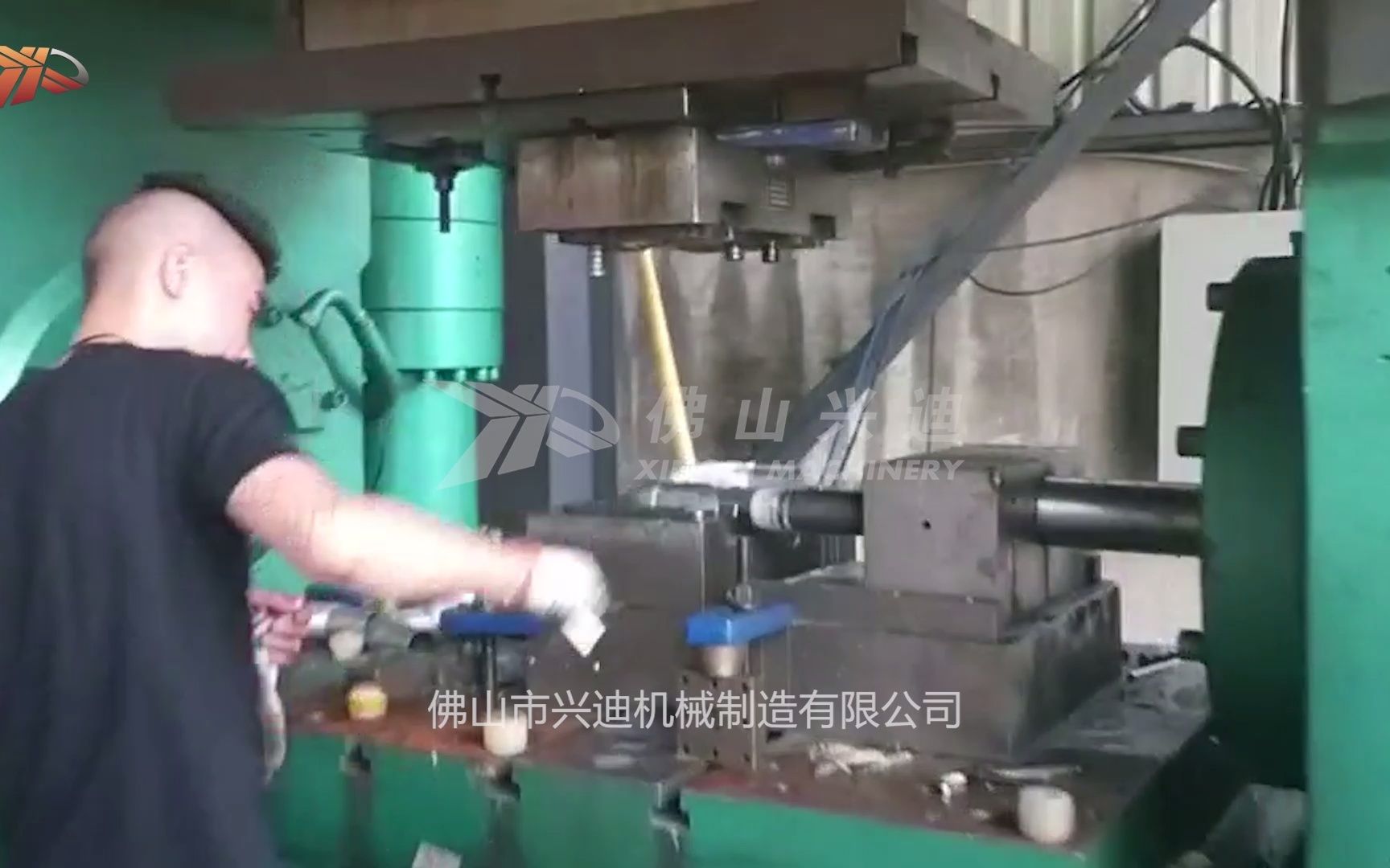 U型管内高压成形设备机器加工视频