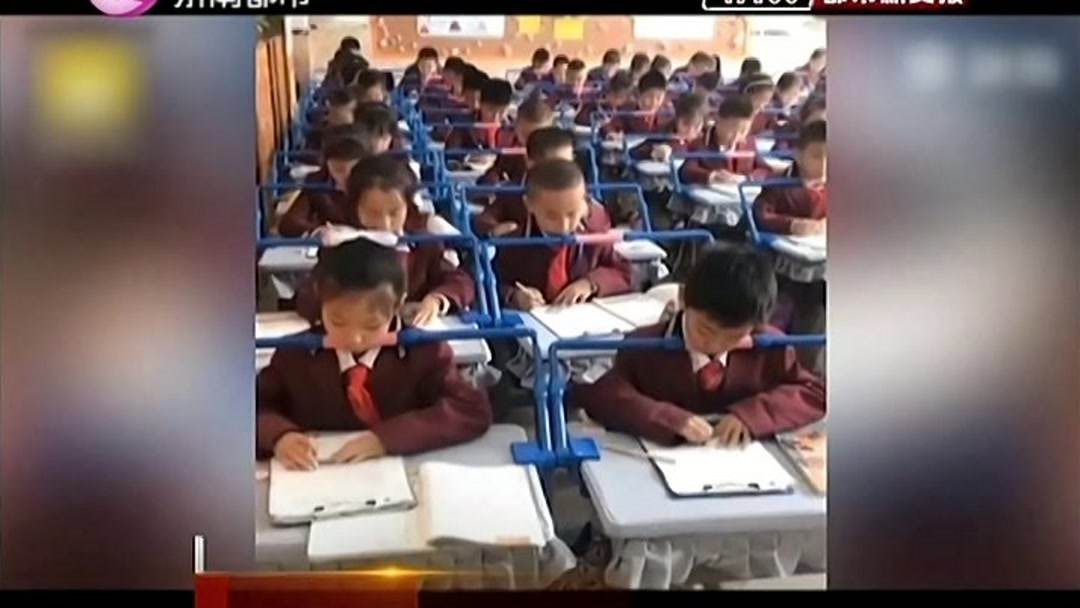   小学课桌装书写矫正器趴下写字就被卡