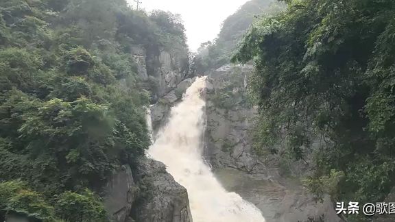 @人民日报 @澎湃新闻 原来的小溪秒变大瀑布,梅完梅了的梅雨季