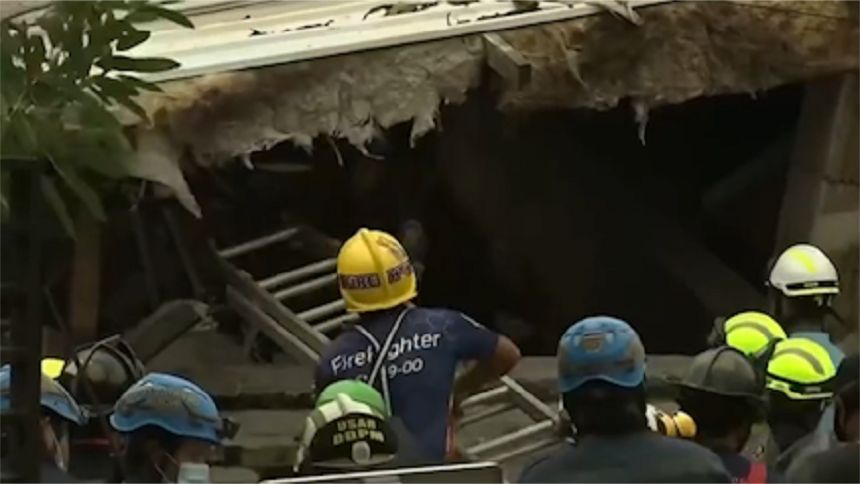 泰国曼谷一3层民房发生火灾后突然坍塌,致5人遇难