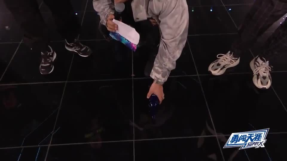 这就是街舞:四强开始斗舞环节,杨凯率先登场和布布进行对战