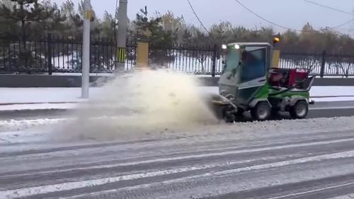 连夜作业!北京环卫凌晨出动多功能机械除雪车辆除雪 确保出行安全
