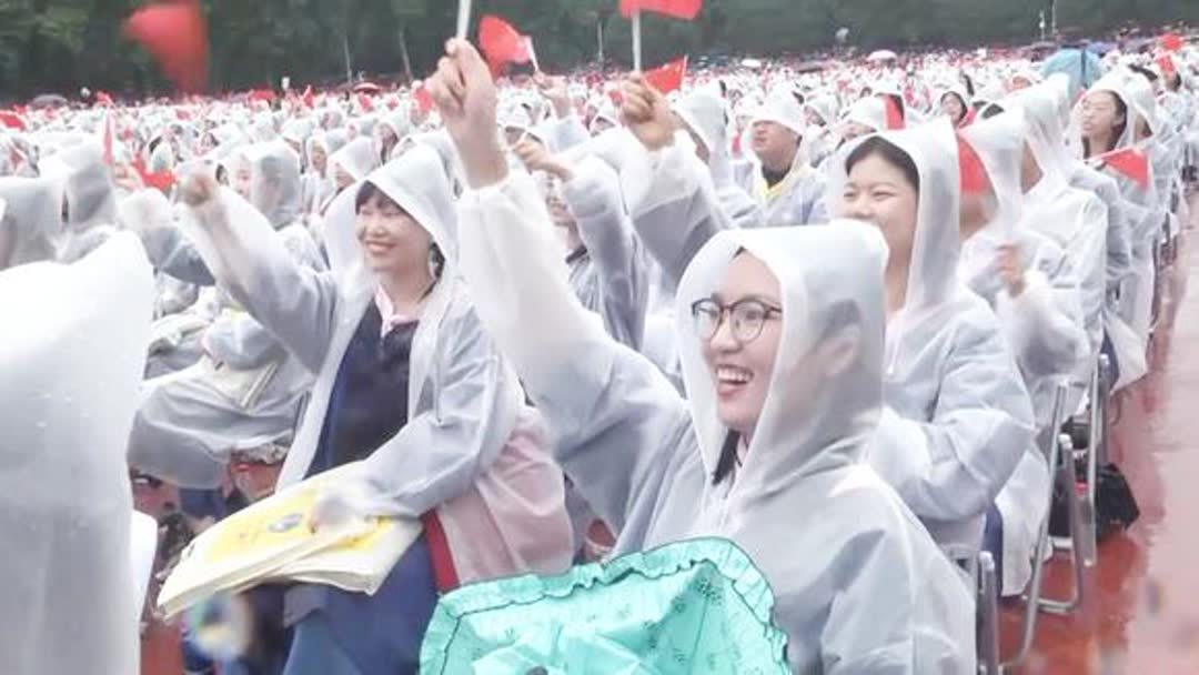 大学毕业典礼上,万名毕业生雨中合唱校园歌曲,青春的样子很美