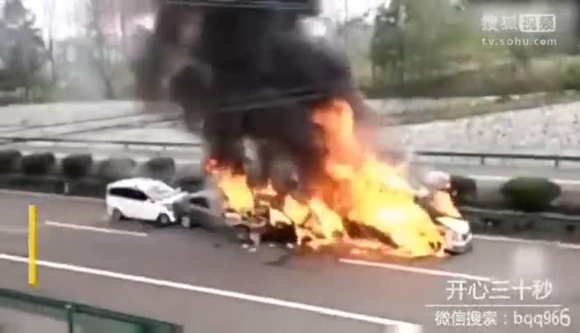 高速五车追尾,车辆燃烧起来