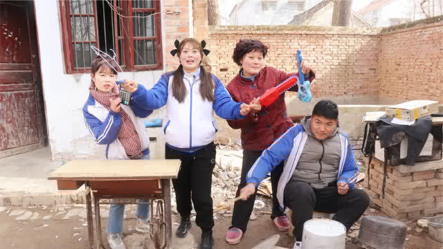 小伙伴举行春节联欢晚会,傻妞表演的节目真精彩,太逗了