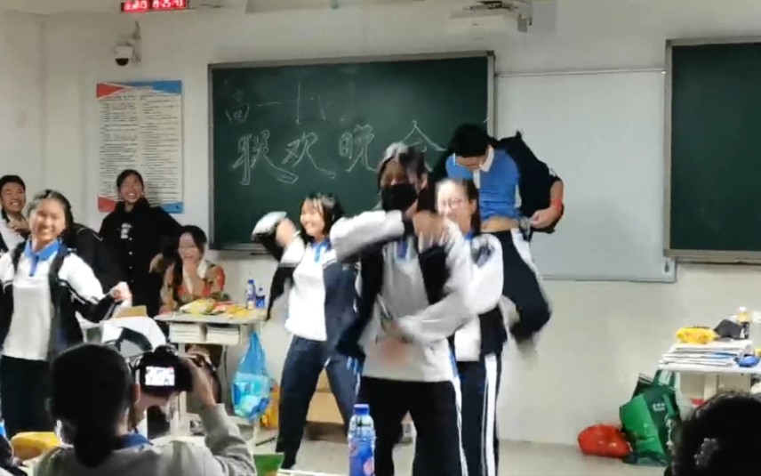 班级晚会:自学三年动画版泰坦尼克号➕鸡你太美