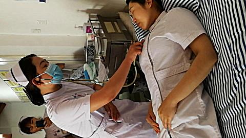 协助患者翻身扣背咳痰法