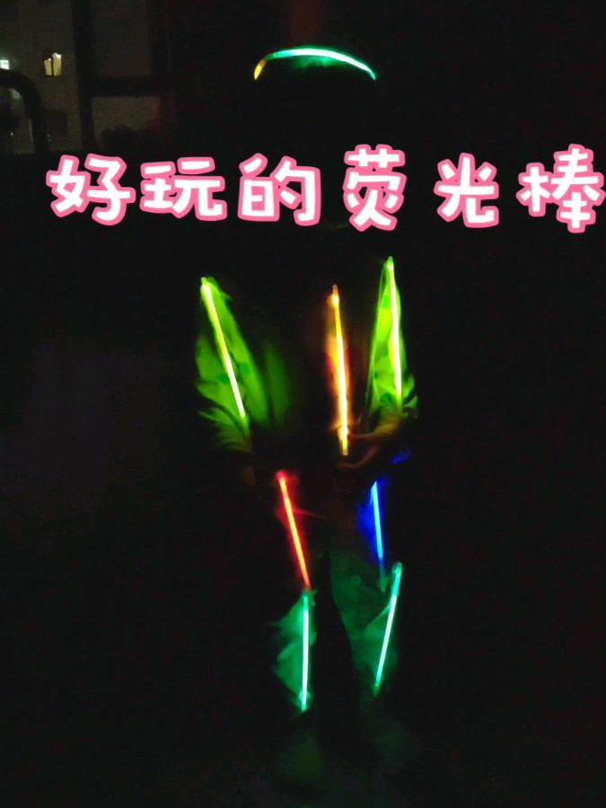 每天五分钟,在家早教#好玩的荧光棒#玩了荧光棒以后,每天晚上可以都吵着要