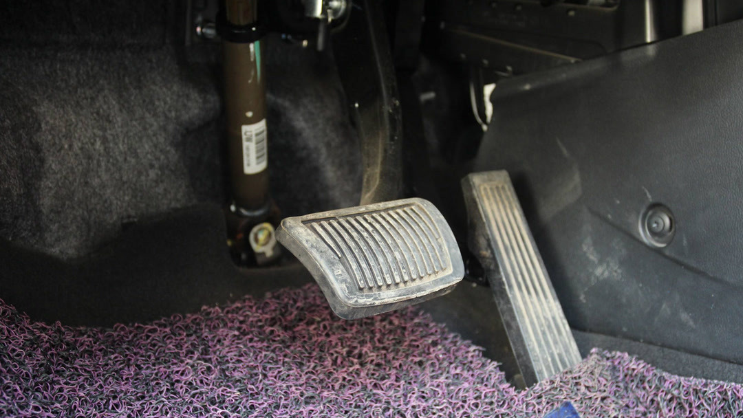 为什么驾校的汽车松离合就能走,自己的车就不行呢?