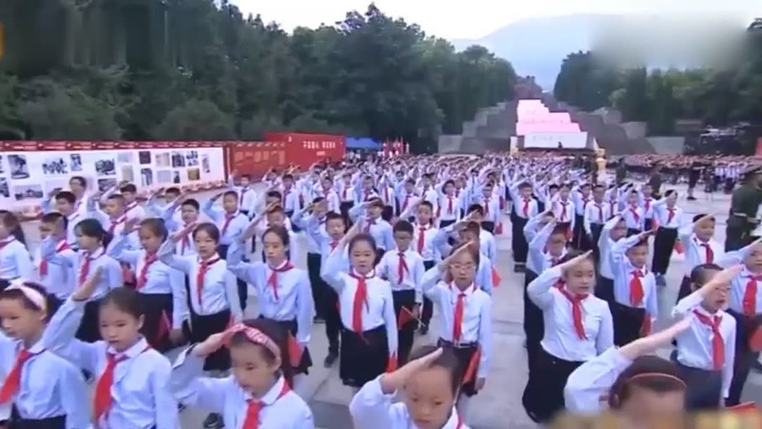 金秋九月开学季,全国各地学校举行升国旗仪式,倡导爱国精神!