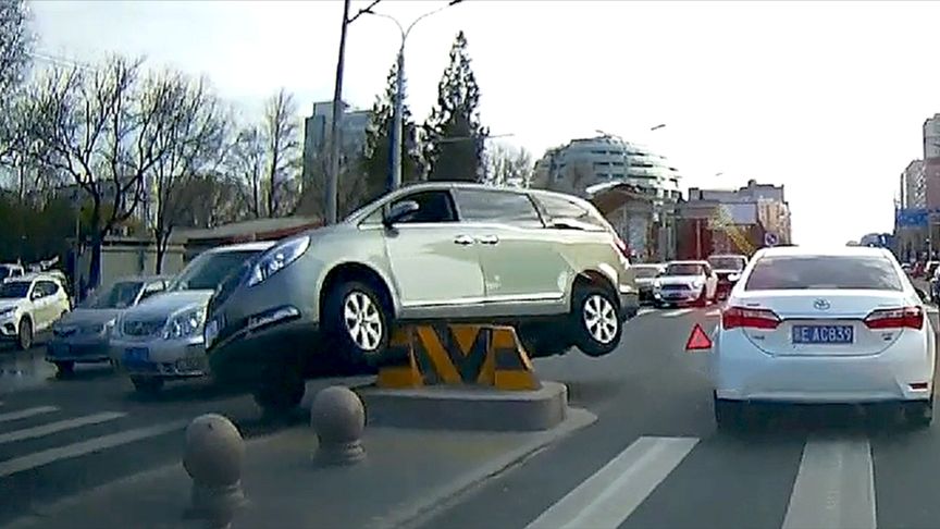 交通事故合集:红绿灯路口抢行,这一次却遇上了“对手”