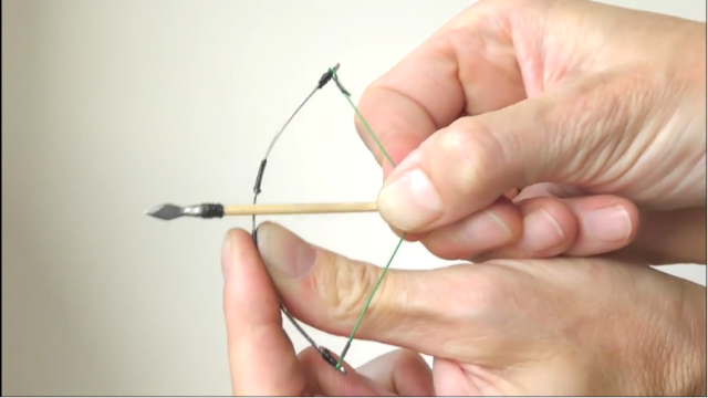 怎么制作一把迷你弓箭?牙签大小却有惊人威力