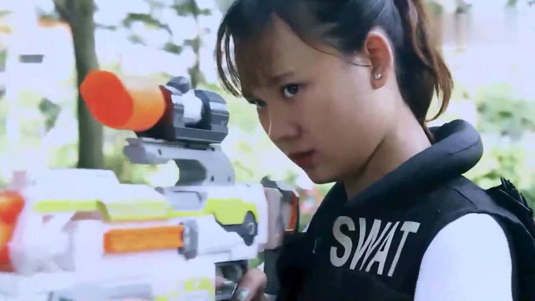 搞笑CS枪战-美女八倍狙击,单排进圈秒敌