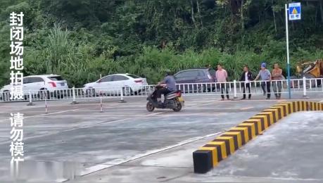 实拍摩托车E证驾照考试,看似简单实际还是很有难度的