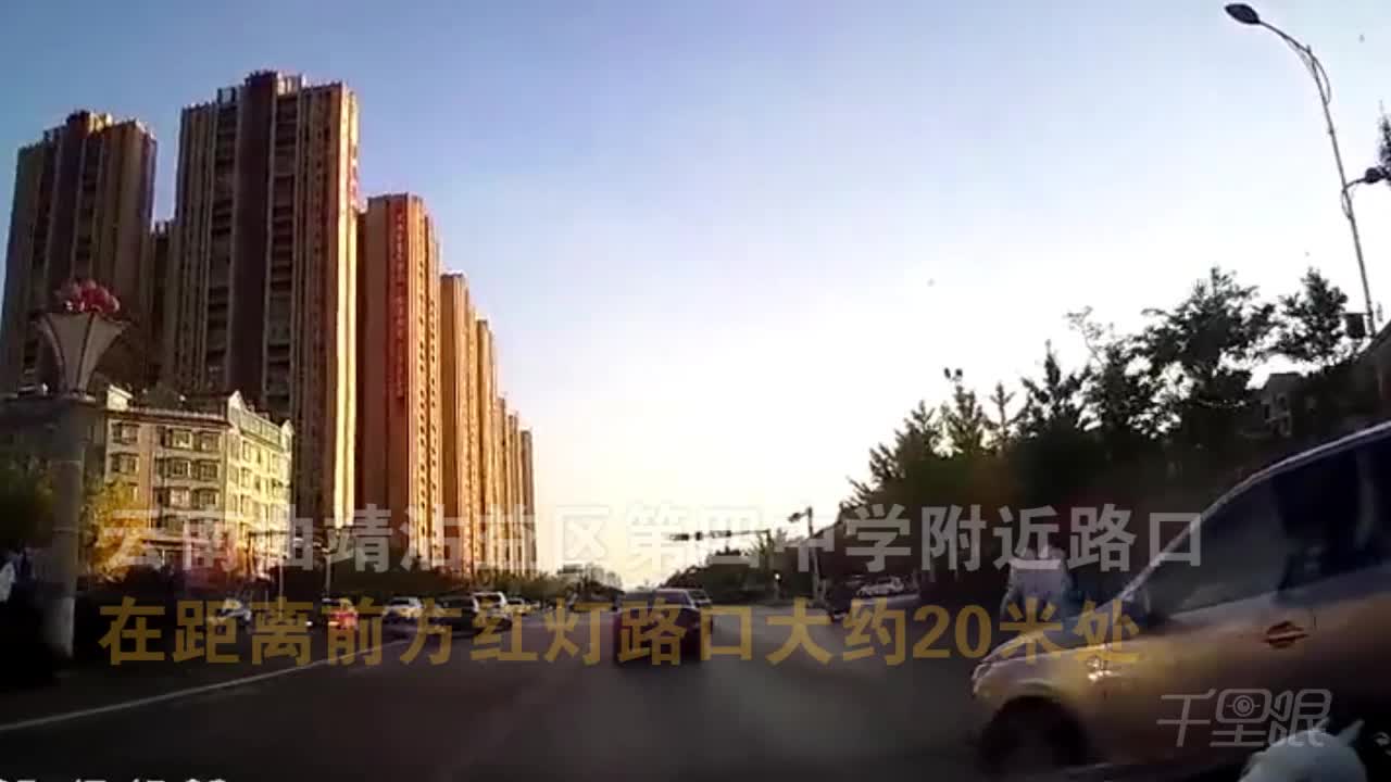 【云南】横穿马路酿祸,两女学生被撞飞