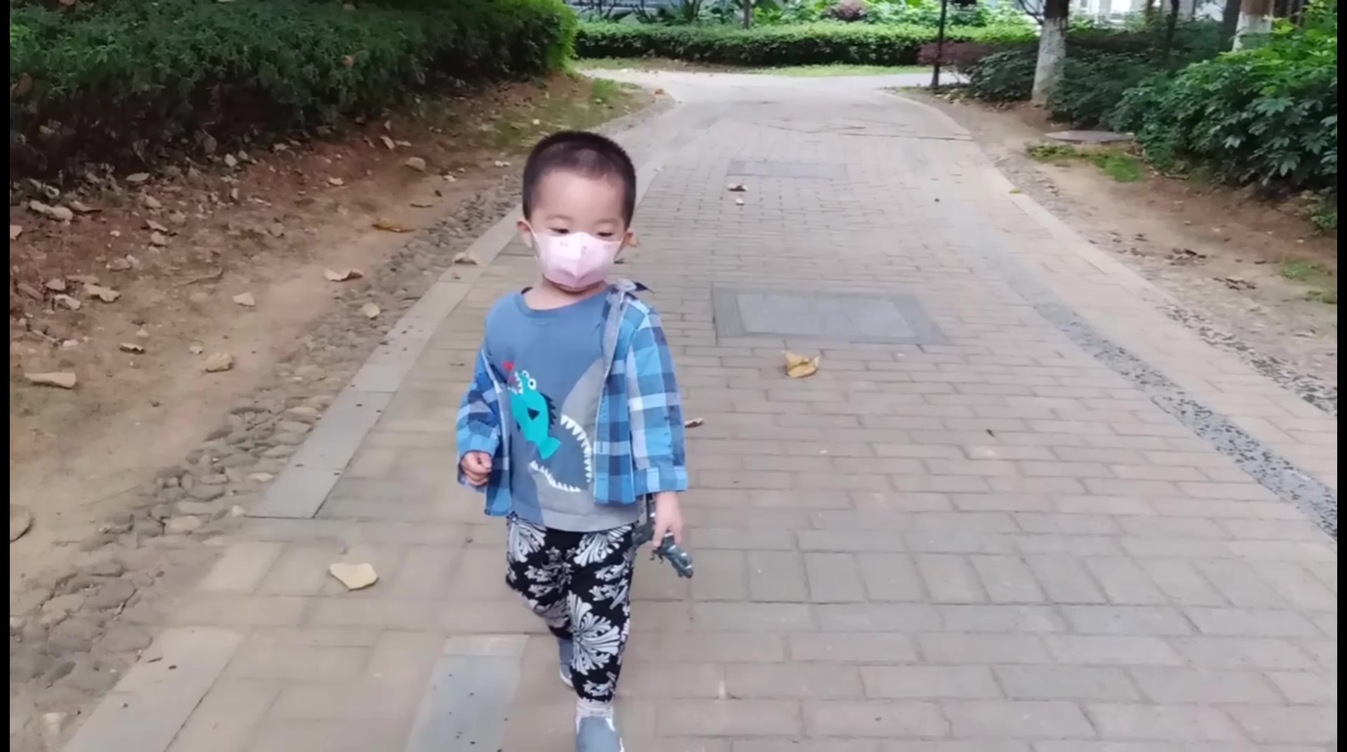 弟弟得支气管炎,跟着爸爸去医院打针,勇敢镇定不哭