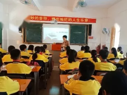 2019-2020学年第一学期六年级语文科《夏天里的成长》松柏镇中心...