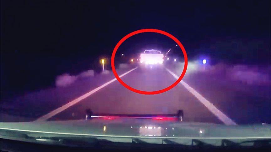 实拍:美国一小偷驾车冲撞警车 警察一口气连开40多枪!