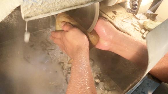 千元入手巴掌大的翡翠原石,竟切出完美冰种手镯,货主乐的合不拢嘴啊
