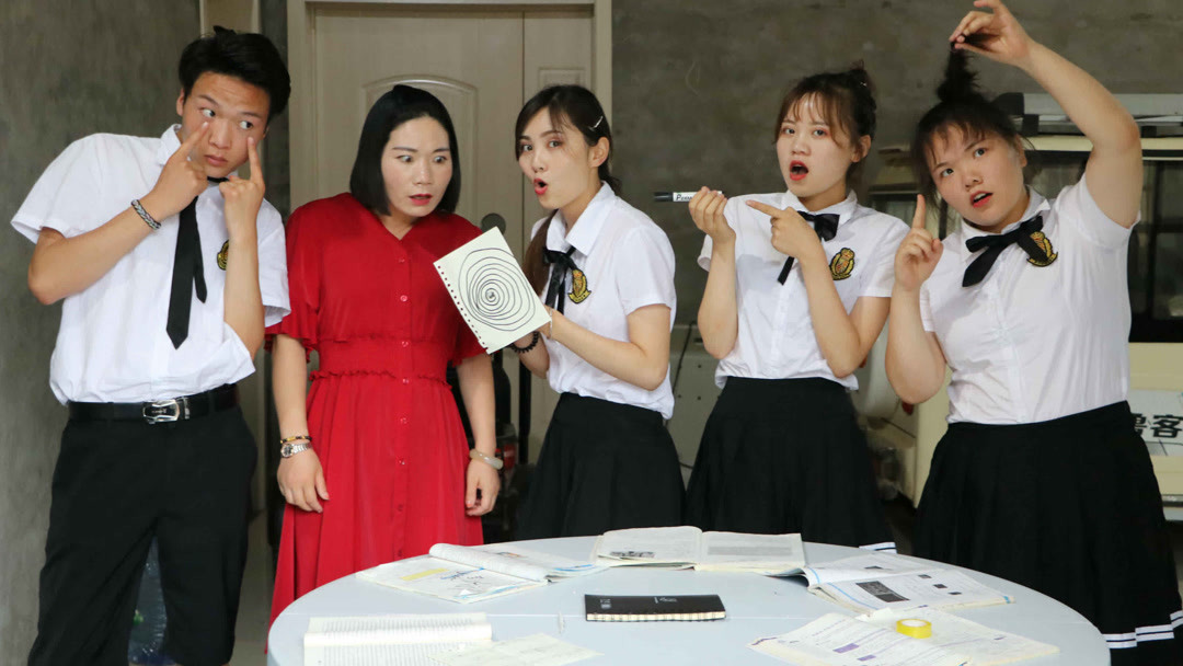 学生为了不考试,没想竟各显奇招“催眠”老师睡觉,太有趣了