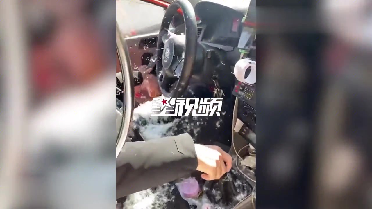 女子坐出租时羽绒服爆炸,一旁司机被崩一身毛,下车后强塞洗车钱