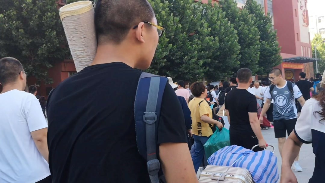 等了好几个小时终于走进衡水二中大门的家长