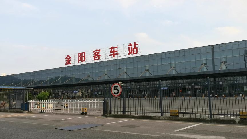 贵阳的金阳客车站,6点左右没人。