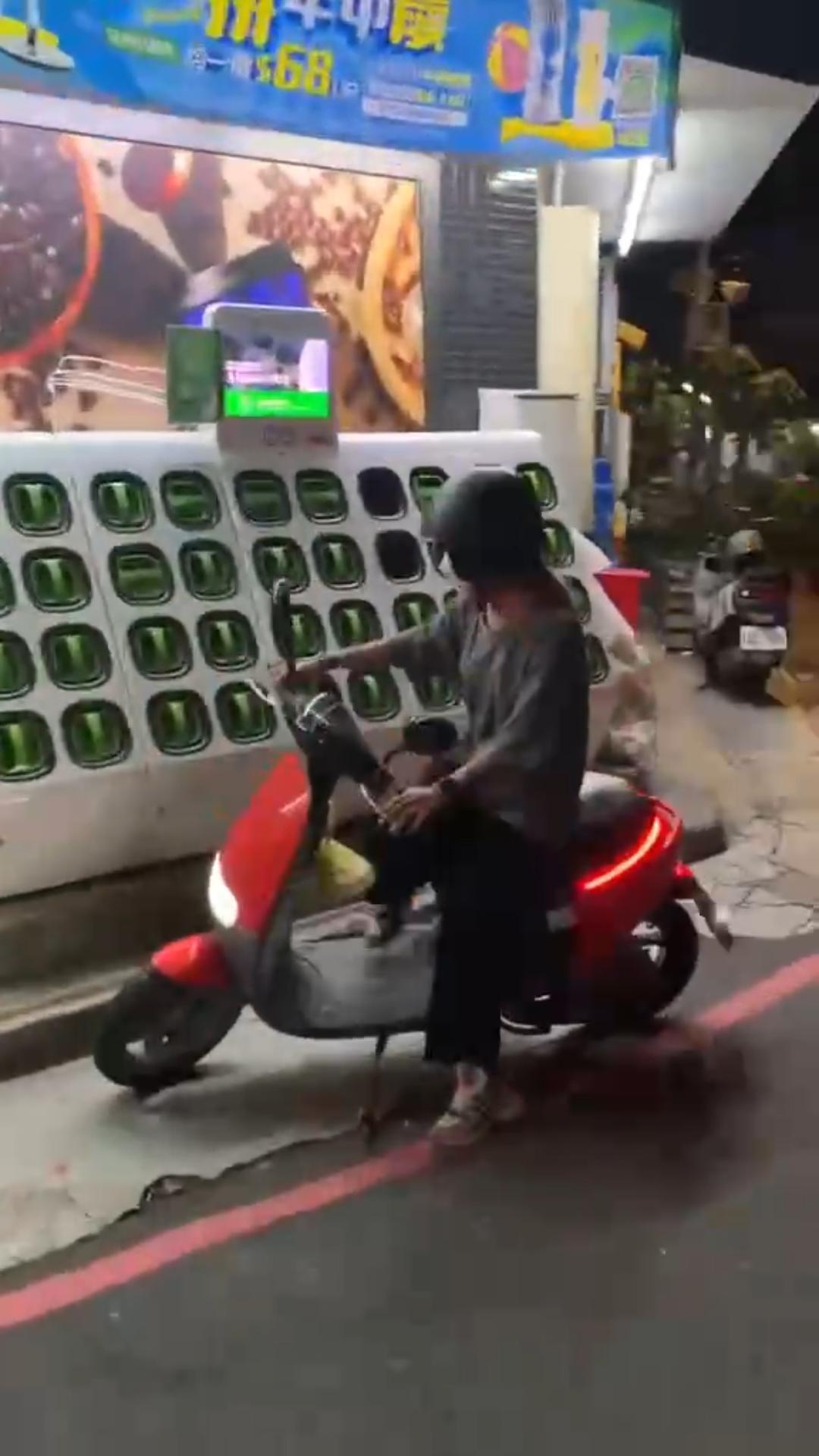 现在电瓶车换电瓶都这么高科技了吗?网友:强迫症看了肯定不舒服!