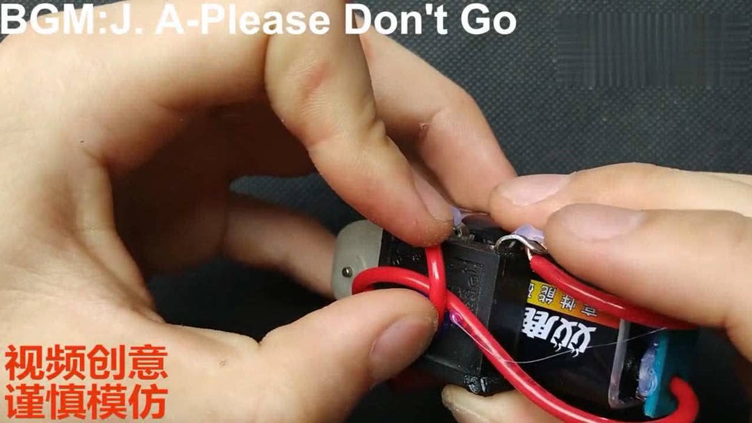 如何用9v电池DIY一个微型电锯?没想到成品这么精致漂亮!