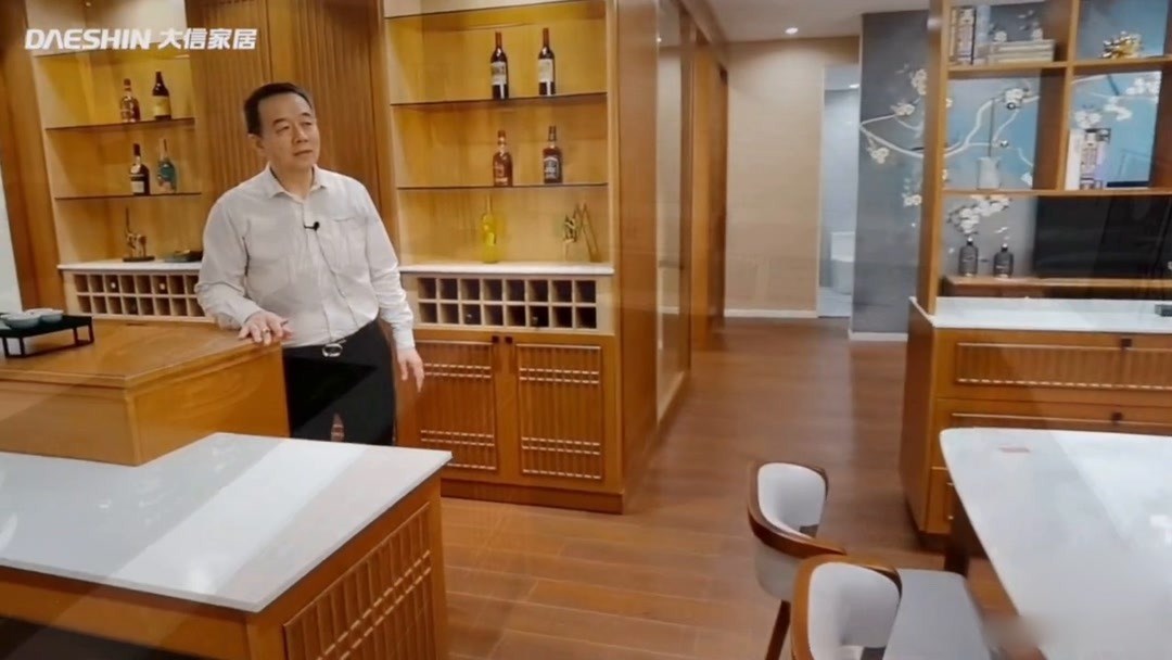 将厨房隔断打开,扩大餐厅空间,开放厨房和酒柜一体化,并附吧台设计,...