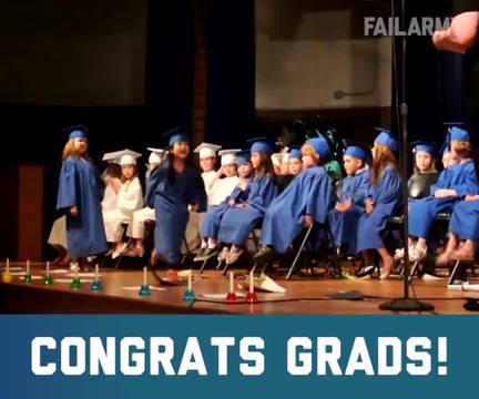 一场来搞笑的毕业典礼,人不能太嘚瑟了!