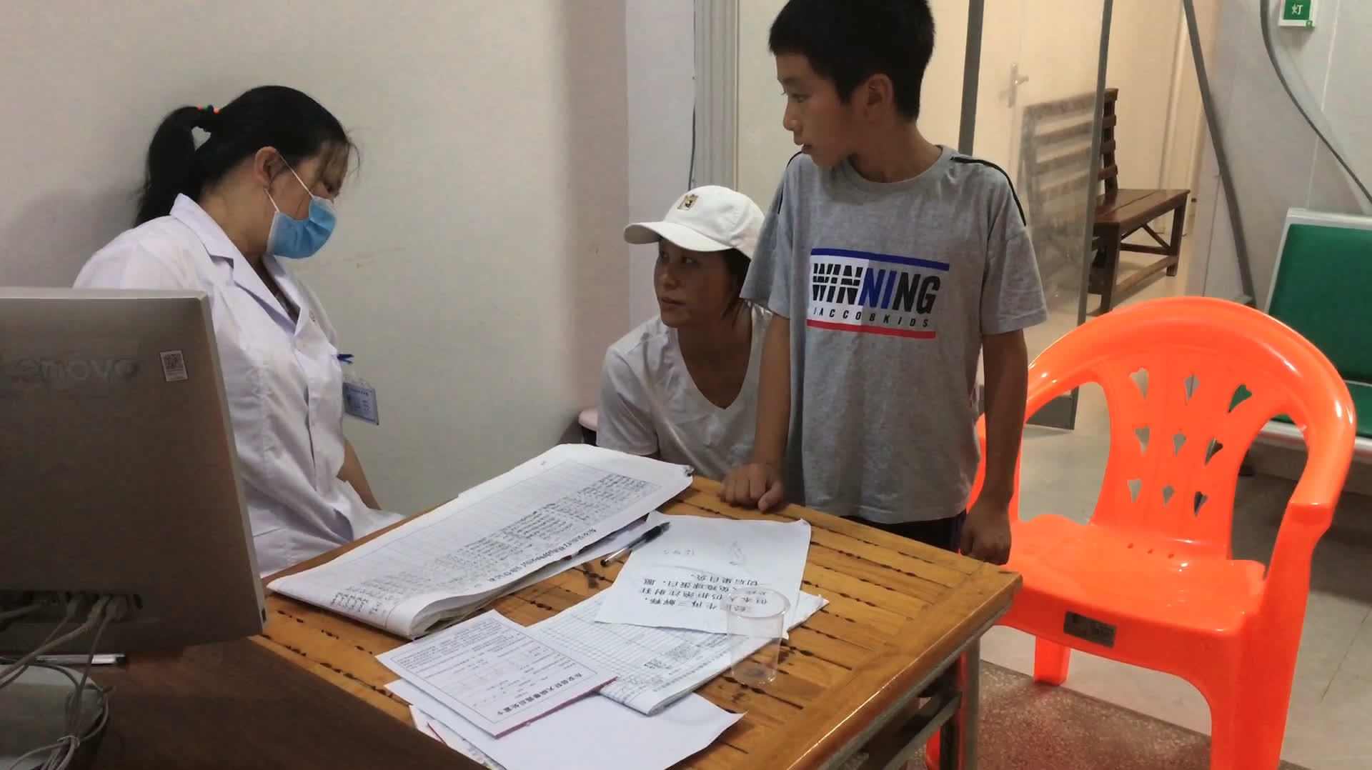 被动物抓伤要不要打狂犬疫苗?小兰带侄儿上医院,看看医生...